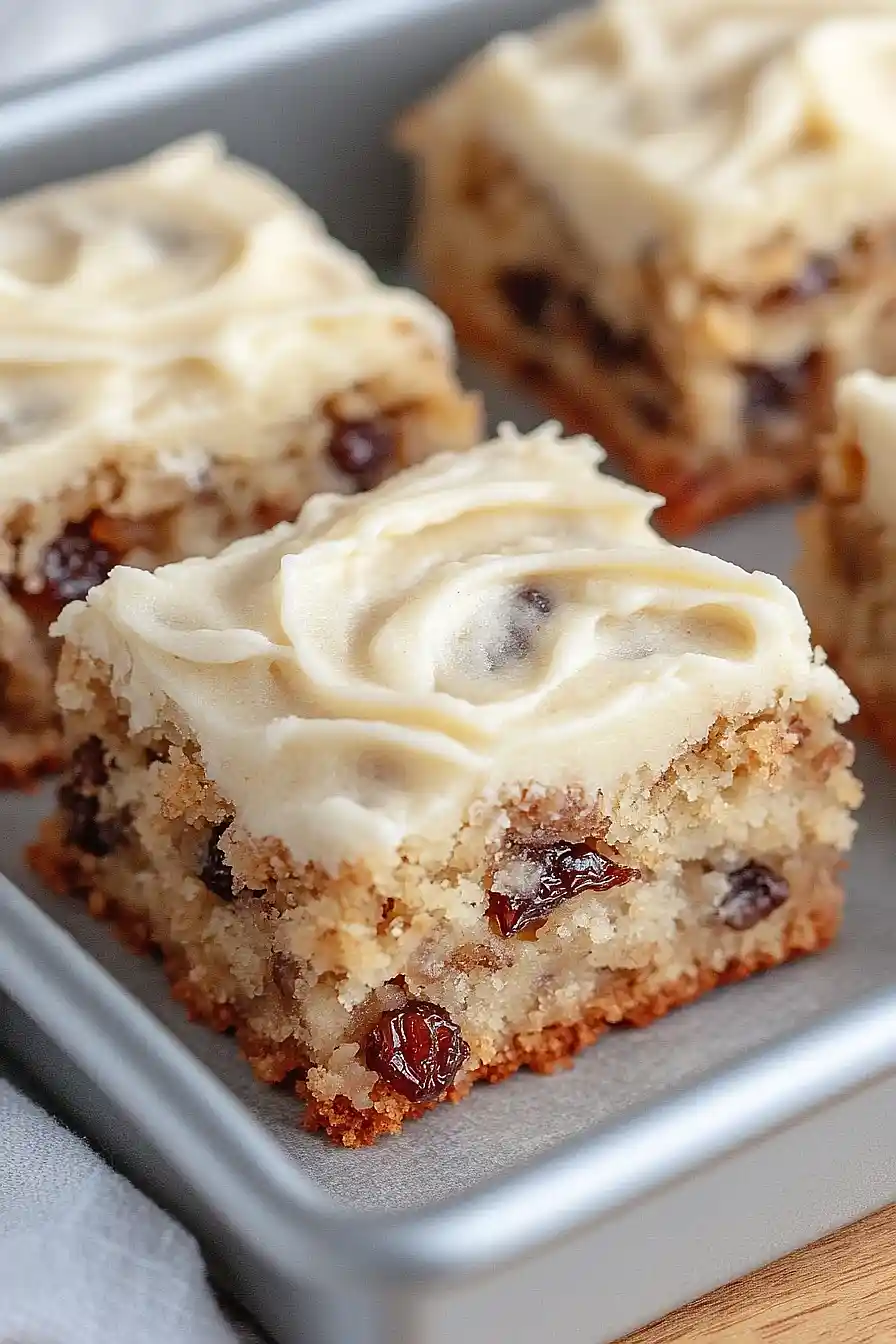 Irresistible Oatmeal Raisin Cookie Bars - theamazingfood