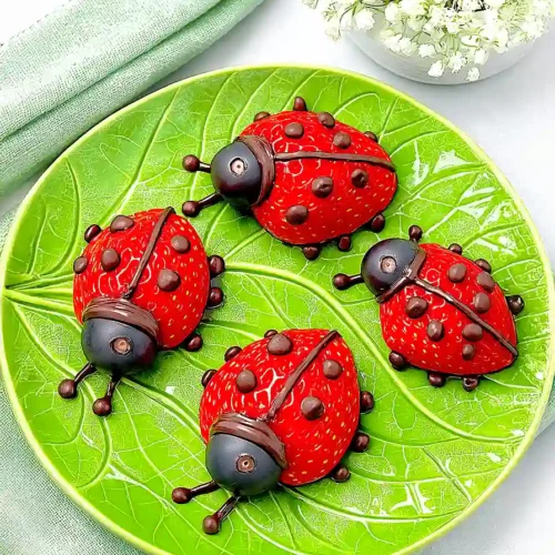 Delicious Chocolate Covered Strawberry Ladybugs - theamazingfood